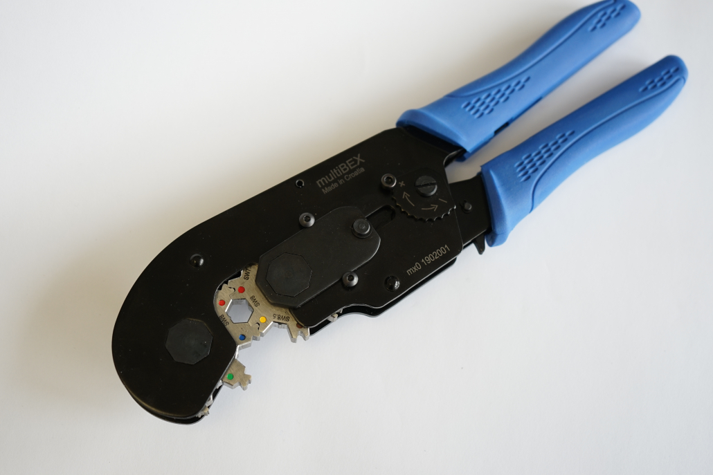 Hand crimp tool for crimp sleeves